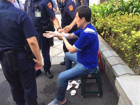監委同意權》皮開肉綻！陳菊快閃進立院 藍再占議場主席台 信傳媒