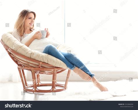 Стоковая фотография 1012066504 Счастливая молодая женщина пьет чай