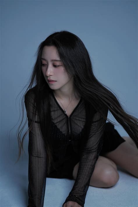 近期新認識的人，會說不敢相信我今年37歲，問我都怎麼保養？ 我覺得最好的保養就是讓皮膚減少化妝品，上班我都素顏，化妝只有參加活動才會做。平日保養都是開價商品化妝水跟乳液。 出社會後沒有做過任何