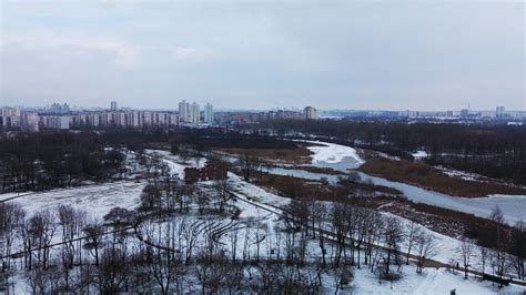 눈 덮인 공원 을 통해 비행 도시는 수평선에 볼 수 있습니다 항공 사진 0명에 대한 스톡 사진 및 기타 이미지 0명 개발