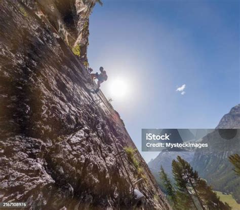 햇볕이 잘 드는 산의 전망과 함께 가파른 암벽을 오르는 등반가 35 39세에 대한 스톡 사진 및 기타 이미지 35 39세 가파른 결심 Istock