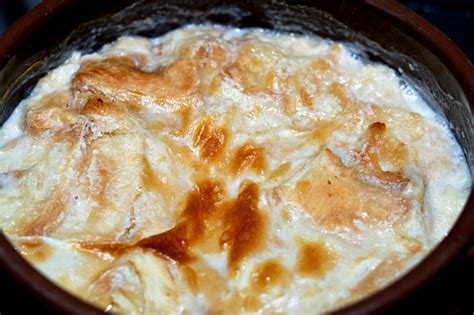 전통 아랍 이집트 동부 디저트 요리 Om 알리 갈색 그릇 도자기 캐서롤에 이집트 빵 푸딩 0명에 대한 스톡 사진 및 기타 이미지