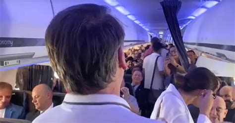 Bolsonaro é Recebido Com Gritos De Volta Bolsonaro Ao Embarcar Para
