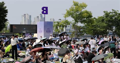 ‘bts 데뷔 10주년 여의도 찾은 아미 최대 75만명보랏빛 물결로 가득