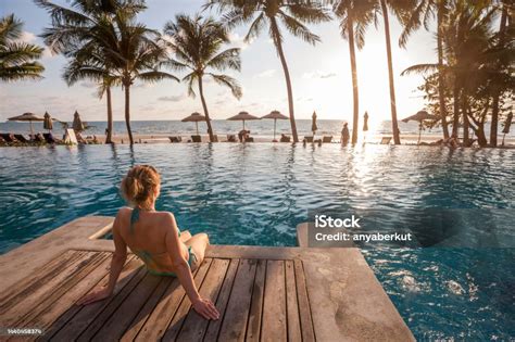 Foto De Praia Mulher Que Aprecia O Pôr Do Sol No Hotel De Luxo Perto Da