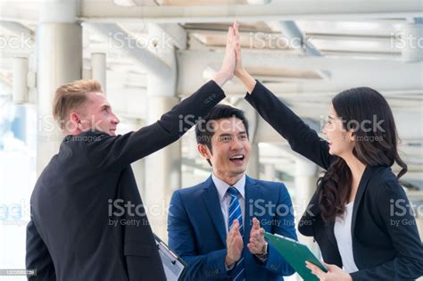 똑똑한 남자와 여자의 팀 성공과 파일 현재 종이 작업 야외 회의에서 쾌활한 느낌 비즈니스 라이프 컨셉 경영자에 대한 스톡 사진