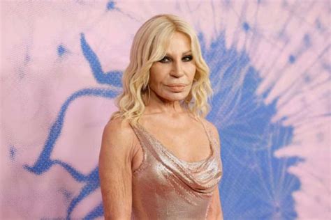 Донателла Версаче бүтээлч захирлын албан тушаалаа хүлээлгэж өгнө