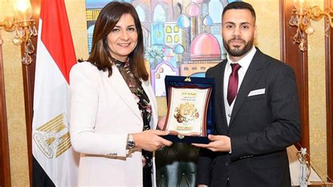 بوابة روز اليوسف وزيرة الهجرة تمنح إسلام العشيري بطل إنقاذ المدنيين