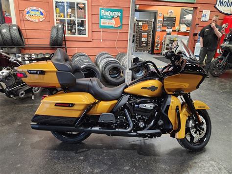 2023 Harley Davidson Road Glide Limited Prospect Gold Vivid Black