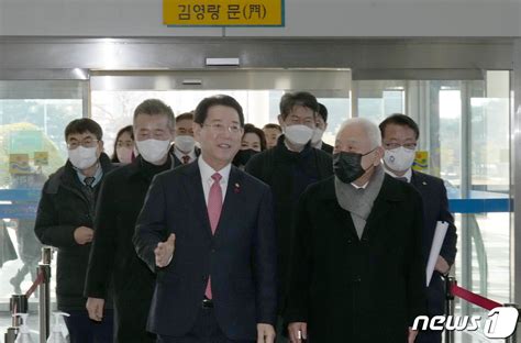 김영록 지사와 도청사 들어오는 김한길 국민통합위원장 뉴스1