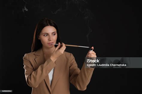 검은 배경에 담배를 피우기 위해 긴 담배 홀더를 사용하는 여성 텍스트를 위한 공간 20 24세에 대한 스톡 사진 및 기타 이미지 20 24세 Health 건강하지