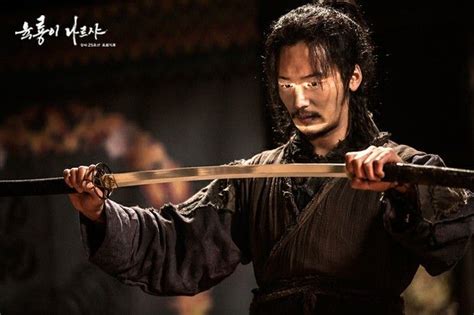 변요한 남자 배우 연예인 연예인 남자 포즈