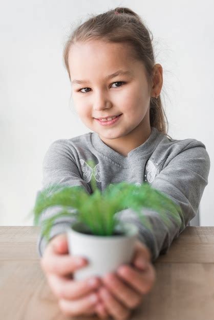 Lächelndes Mädchen das Anlage zeigt Kostenlose Foto