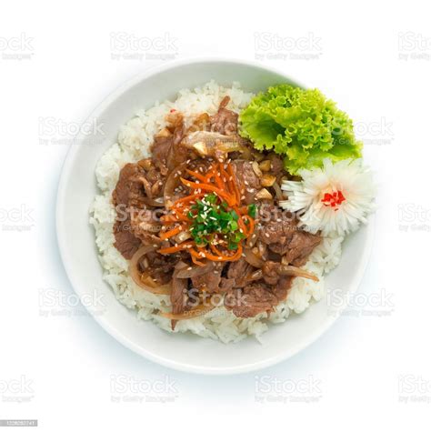 양파를 곁들인 불고기 볶음 소고기 제공 쌀 레시피 스프링 양파 참깨 당근 한국식 식 0명에 대한 스톡 사진 및 기타 이미지