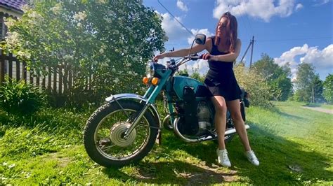 Девушка заводит мотоцикл ИЖ Планета Youtube