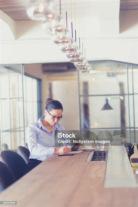 영 하 고 아름 다운 사업가 레스토랑 커피를 마시는 일 디지털 태블릿을 검색 캐논 5d Mk Iii 30 39세에 대한 스톡 사진 및 기타 이미지 Istock