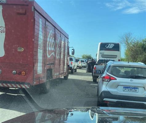 Carreta tomba perto de Bacabeira derrama óleo na pista e interdita