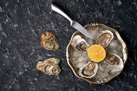 얼음 조각과 레몬이 있는 빈티지 골동품 금속 판에 갓 잡은 굴은 굴 칼로 돌 질감 배경에 있습니다 해산물 비싼 음식 각얼음에 대한 스톡 사진 및 기타 이미지 Istock