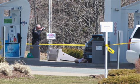 Un Uomo Vestito Da Poliziotto Ha Ucciso Persone In Canada Rolling
