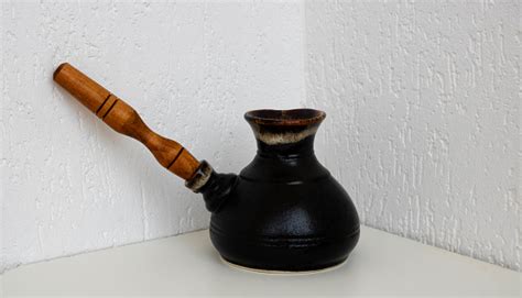 빈티지 빈 세라믹 커피 냄비 나무 손잡이 흰색 배경에 절연 맥주 공장에 대한 스톡 사진 및 기타 이미지 맥주 공장 스티핑