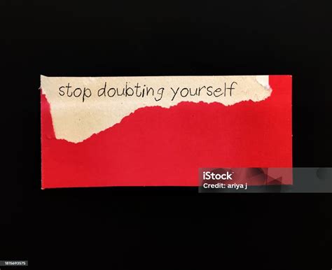 검은 바탕에 찢어진 빨간 메모와 손으로 쓴 글씨 Stop Doubting Yourself 자기 의심의 개념 성공에 방해가 되는 자신감 부족 사고방식은 가면 증후군이나 자기