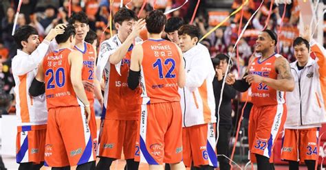 사진 전자랜드3차전 잡고 4강까지 1승 남았어요