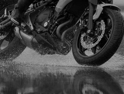 DICAS PARA PILOTAR UMA MOTO NA CHUVA Magrão Motos