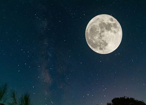 La Lune est elle vraiment blanche La réponse va vous surprendre