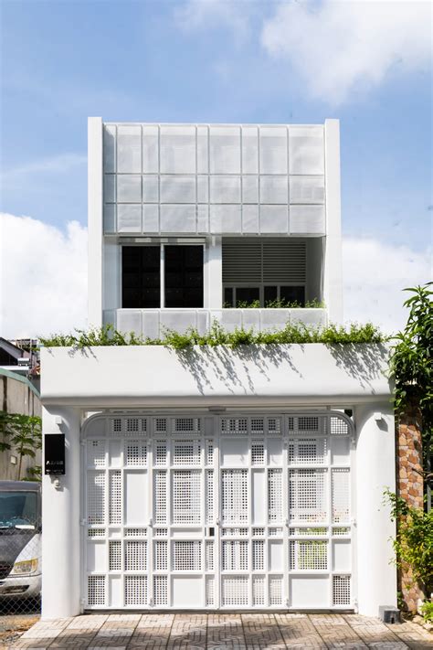 Cta Uses Screens And Skylights To Draw Light Into Narrow J House