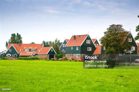 오래 된 전통적인 다채로운 주택과 네덜란드 어 부 마에서 건축에 대한 스톡 사진 및 기타 이미지 건축 관광 꽃 식물 Istock