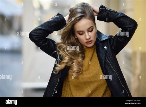 Blonde Frau Im Städtischen Hintergrund Schöne Junge Mädchen Mit