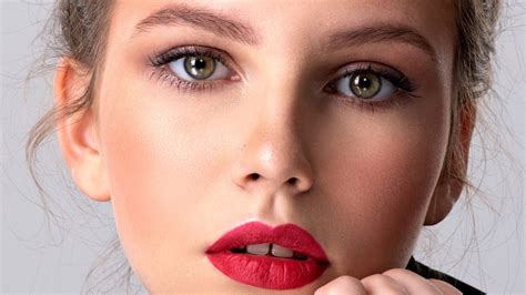 How To Create The Perfect Daytime Smoky Eye