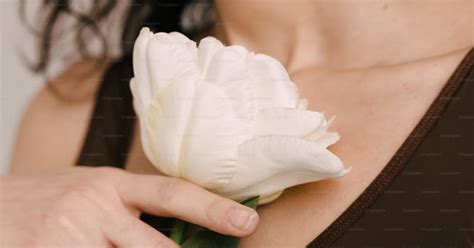 오른손에 흰 꽃을 들고 있는 여자 사진 Unsplash의 꽃 이미지