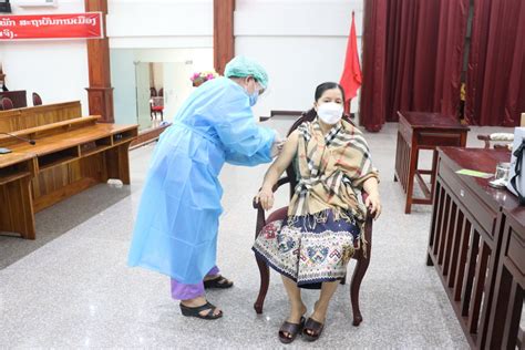 ແພດໝໍໂຮງໝໍເມືອງໄຊທານີ ລົງສັກວັກຊິນຢູ່ ສະຖາບັນການເມືອງ ແລະ ການປົກຄອງແຫ່ງຊາດ ສະຖາບັນການເມືອງ ແລະ