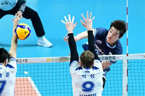 시즌 최종전 맞이하는 우리카드와 삼성화재 창과 방패의 싸움 구도 또 한 번 나올까