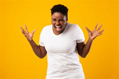 화가 플러스 크기의 아프리카 계 미국인 아가씨는 노란색 배경 위에 서 외치고 여자에 대한 스톡 사진 및 기타 이미지 여자 20 29세 개념 Istock