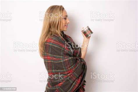 흰색 배경 위에 고립 된 컵과 겨울 의류에 아름다운 미소 여자 가을에 대한 스톡 사진 및 기타 이미지 가을 겨울 계절