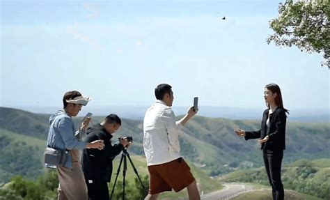 “追着花儿看新疆” 看霍城县旅游业如花绽放游客桃花村山花