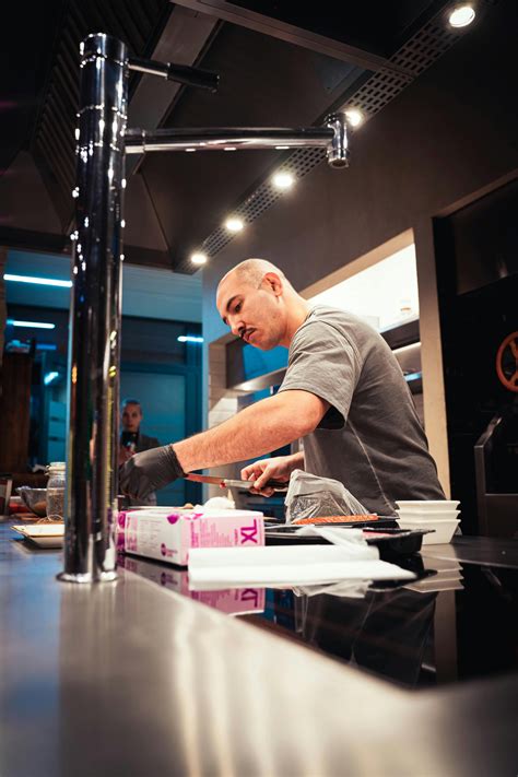 실내 금속 도시 설정 레스토랑 마스크 미식가 비니 산업의 상업용 스토브 셰프 식당 직원 식사 준비 실내 조명 안전 앞치마 업무 공간 요리