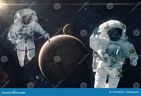 Deux Astronautes Sur Le Fond De La Terre Et De La Lune Syst Me Solaire