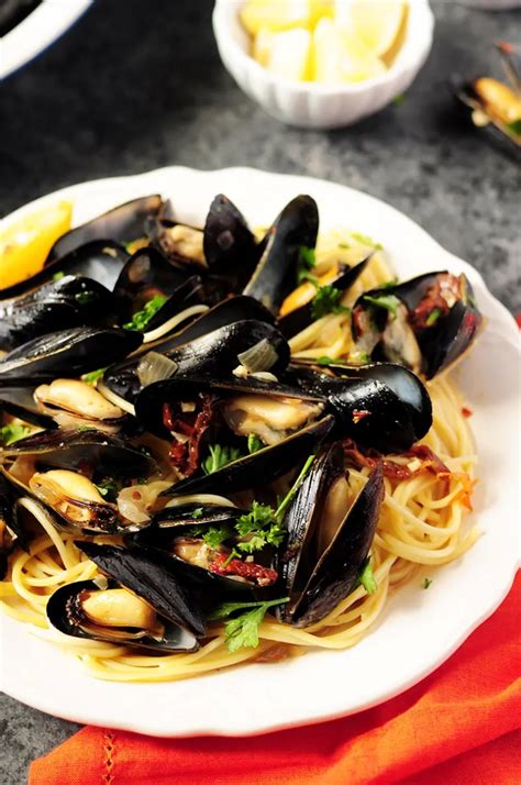Super Easy Mussel Recipe With White Wine Sauce Streetsmart Kitchen