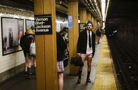 Nackte Haut In Der U Bahn