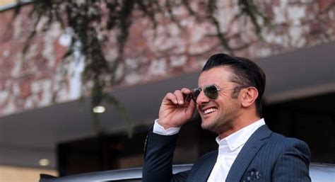 عینک آفتابی امین حیایی و راز جذاب بودن آن Komolife