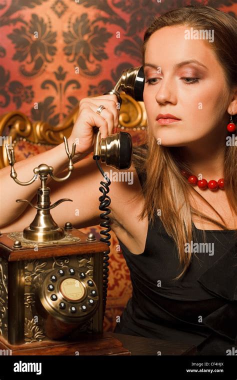 Frau sitzt in einem vintage stuhl Fotos und Bildmaterial in hoher Auflösung Alamy