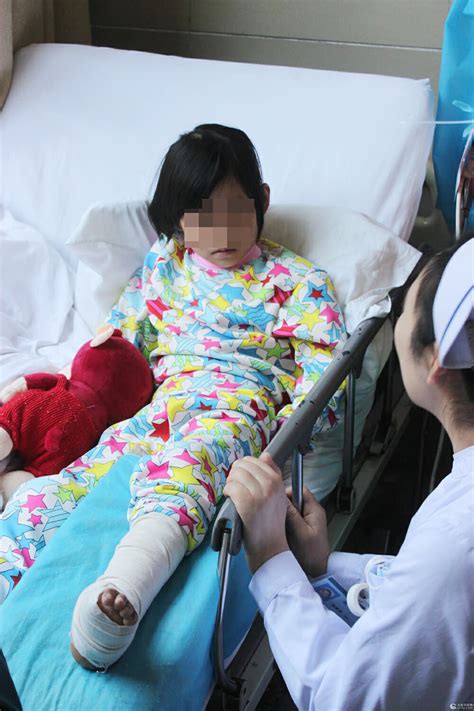 7岁女童乘坐电动车被绞断脚 仁慈医院爱心救治成功 全程导医网