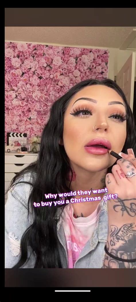 This Influencer Wants Her Followers To Send Candles For Christmas 🎄⛄ Butt What Does She Want To