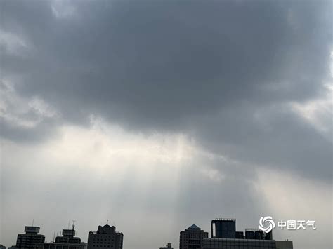 光芒四射 北京天空现云隙光 图片频道