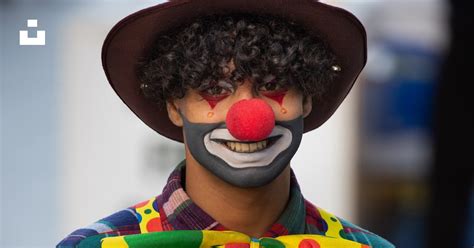 파란색 빨간색 흰색 격자 무늬 단추 셔츠를 입은 남자 갈색 모자를 쓰고 사진 Unsplash의 무료 영국 이미지