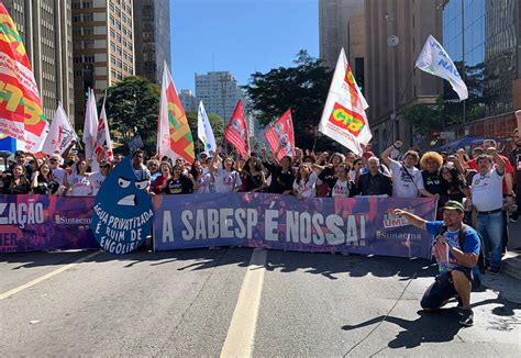 A Sabesp é Nossa estudantes e trabalhadores realizam ato em defesa