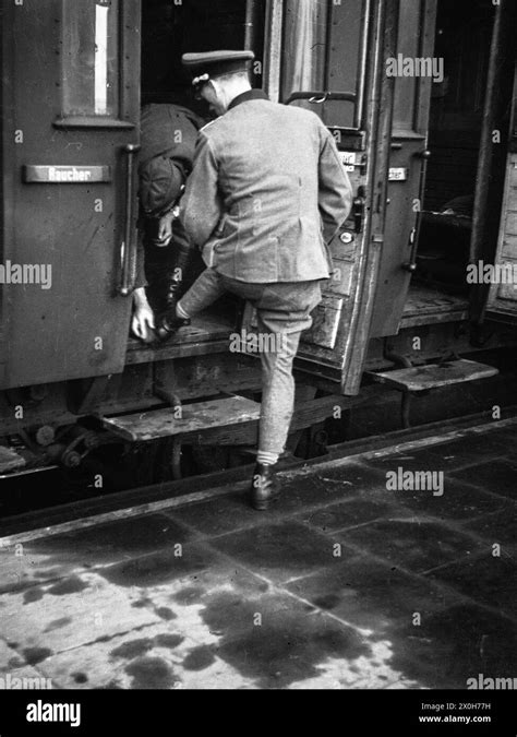 Bevor der Zug abfährt werden Stiefel eines Offiziers von seinen Jungs poliert Das Bild